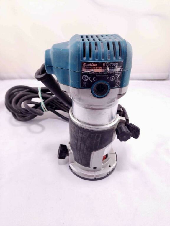 FREZARKA KRAWĘDZIOWA MAKITA RT0700C 710,00 W | Frezarki | Loombard.pl