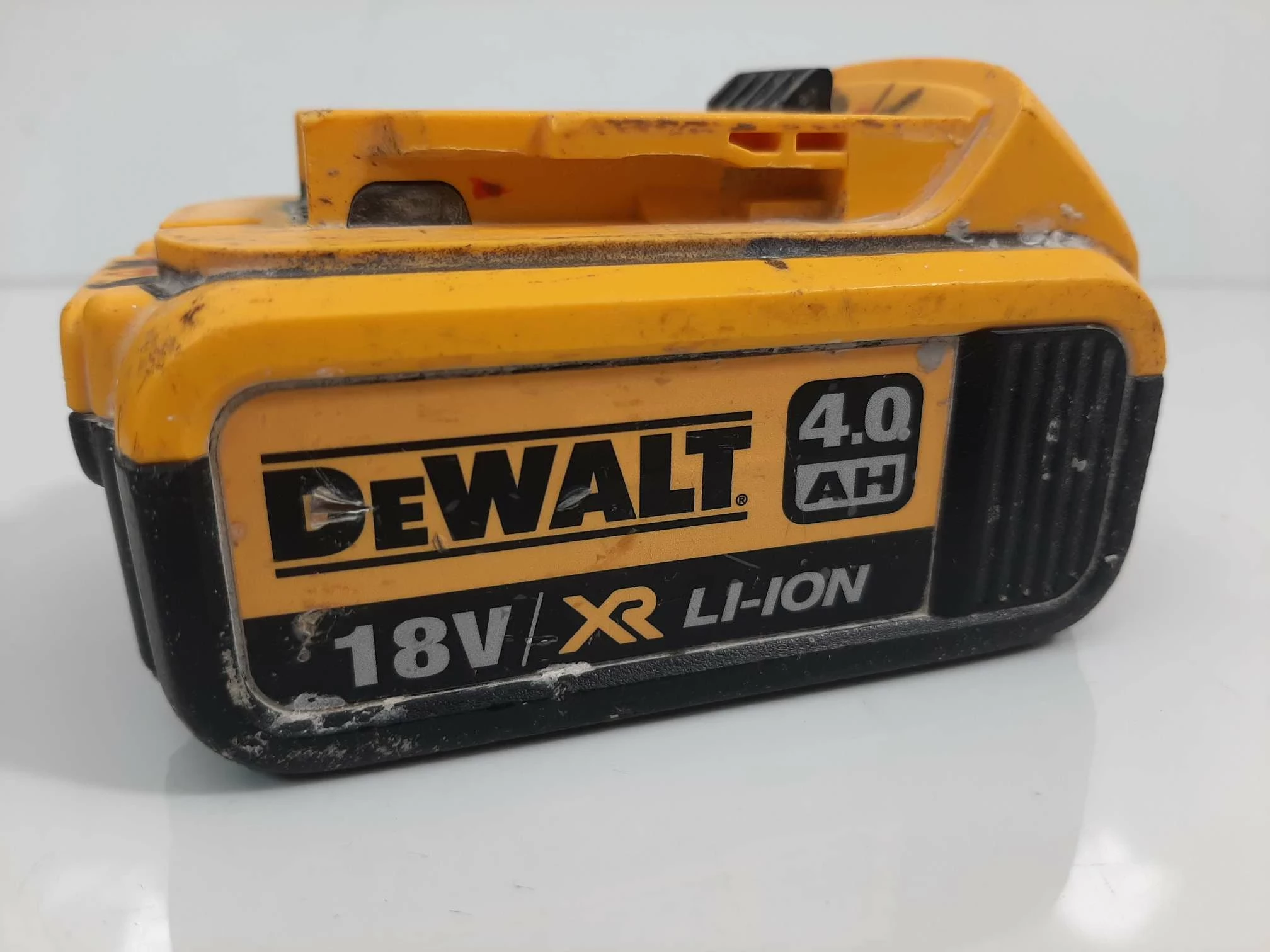 AKUMULATOR DEWALT 18V 4.0 AH | Akumulatory do elektronarzędzi | Loombard.pl