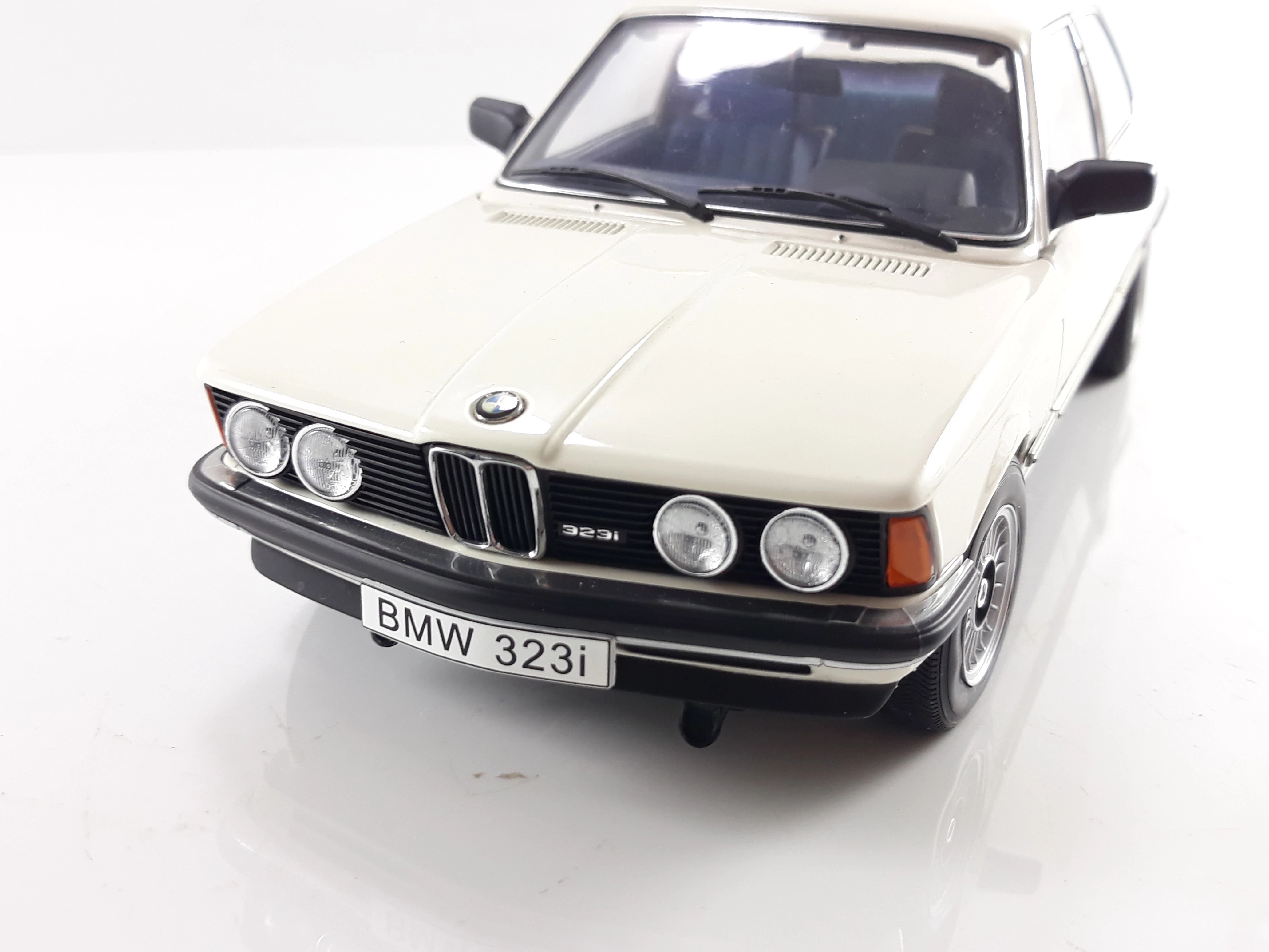 AUTOART 1:18 BMW 323I E21 MILLENNIUM | Samochody | Loombard.pl