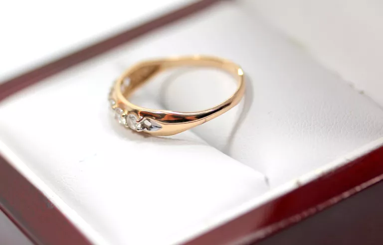 DELIKATNY ZŁOTY PIERŚCIONEK Z CYRKONIAMI R11 P585 | Pierścionki, obrączki | Loombard.pl