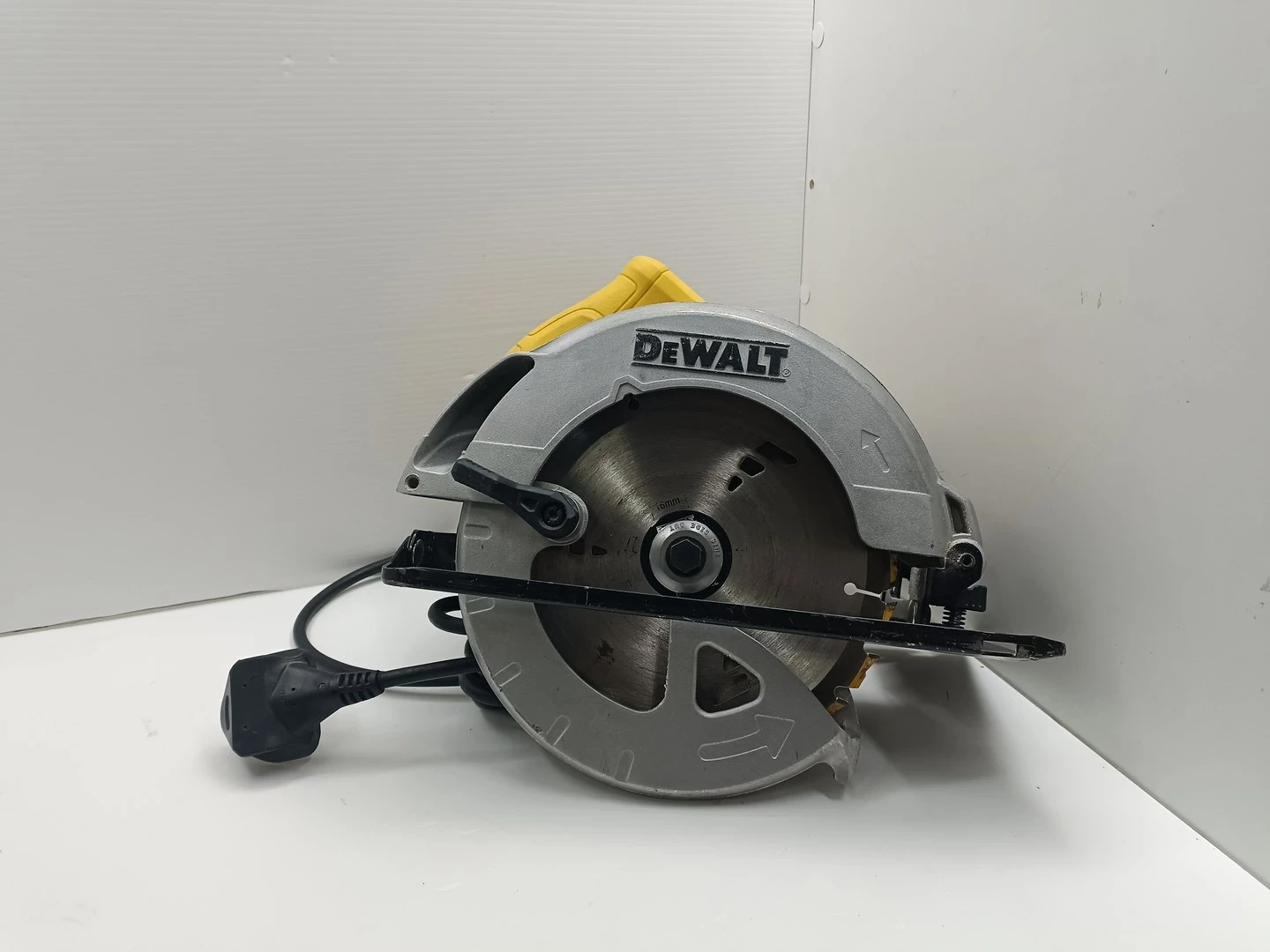 PILARKA TARCZOWA DEWALT DWE560 | Piły tarczowe | Loombard.pl