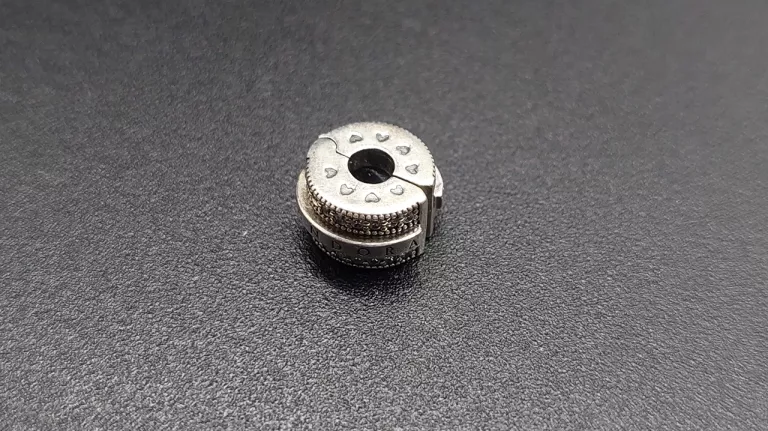 PANDORA CHARMS KLIPS LŚNIĄCE PASMA PAVÉ I LOGO | Zawieszki do ...