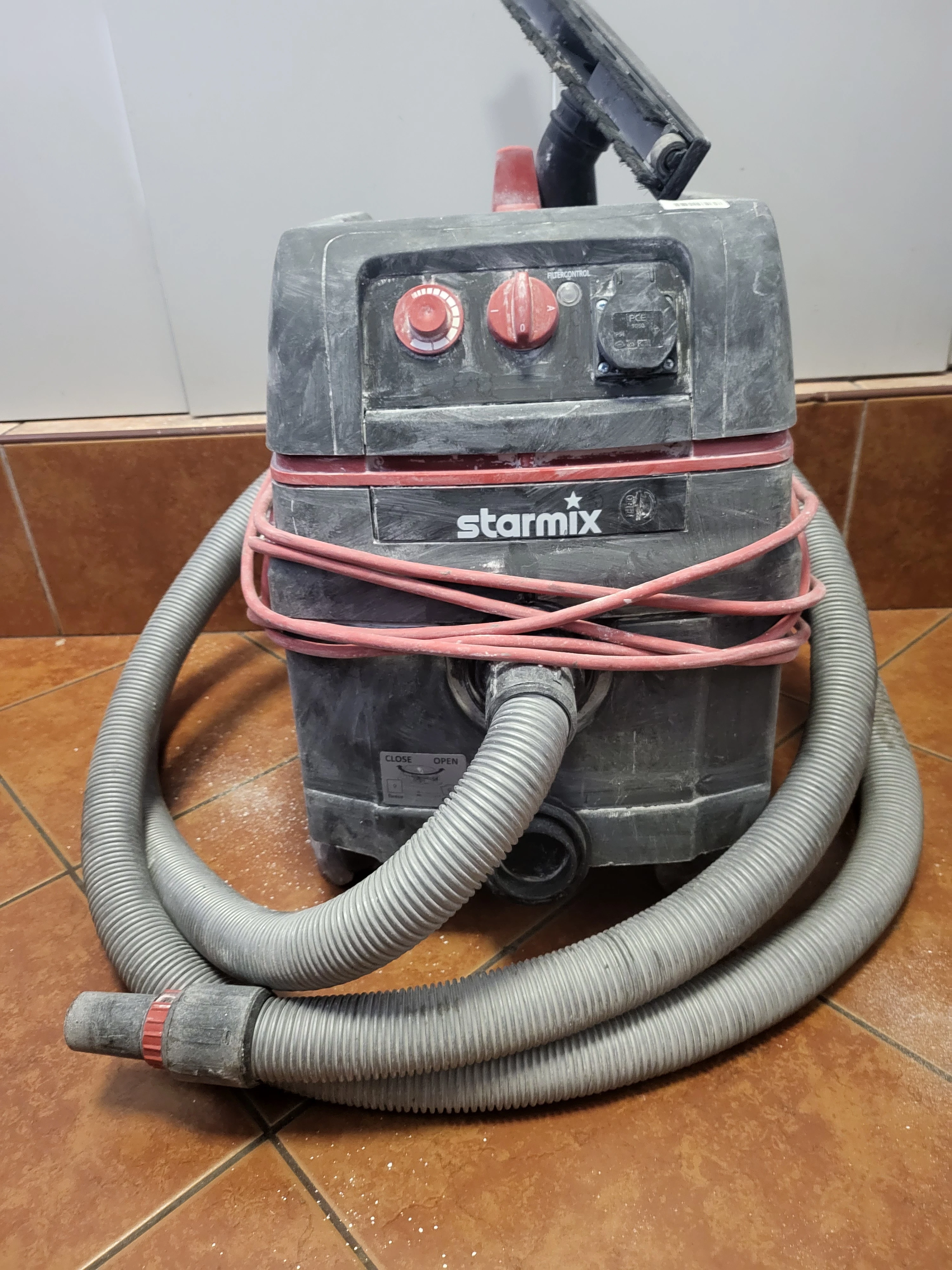 ODKURZACZ PRZEMYSŁOWY STARMIX L-1425 | Odkurzacze przemysłowe | Loombard.pl