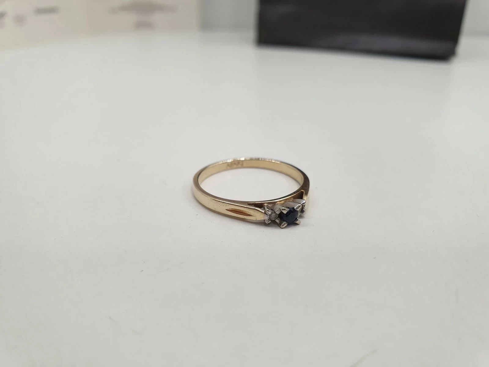 ZŁOTY PIERŚCIONEK Z BRYLANTAMI I SZAFIREM 0,02CT | Pierścionki, obrączki | Loombard.pl