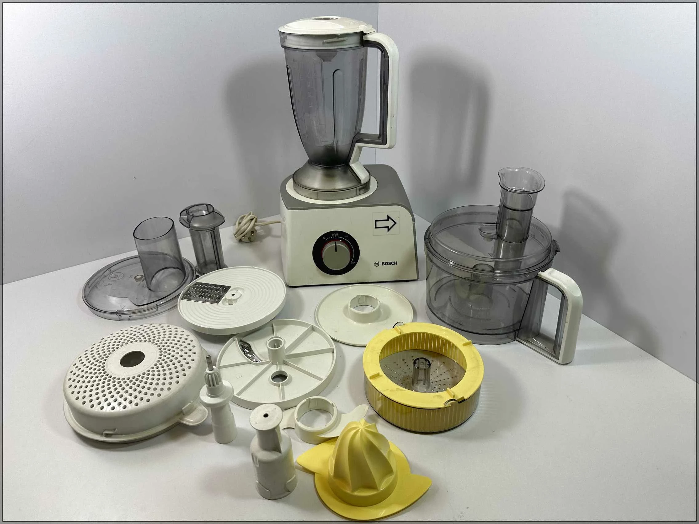 ROBOT KOMPAKTOWY WIELOFUNKCYJNY BOSCH MCM 4200 | Roboty kuchenne | Loombard.pl