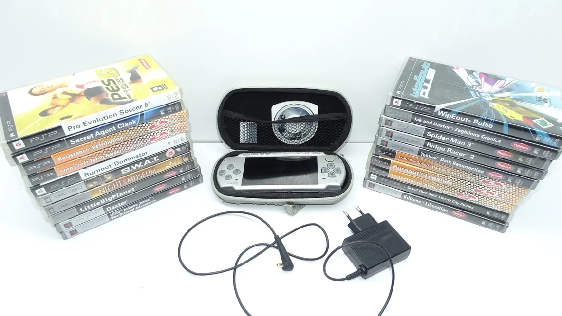 KONSOLA SONY PSP 2003 SREBRNA + DUŻY ZESTAW GIER | Konsole | Loombard.pl