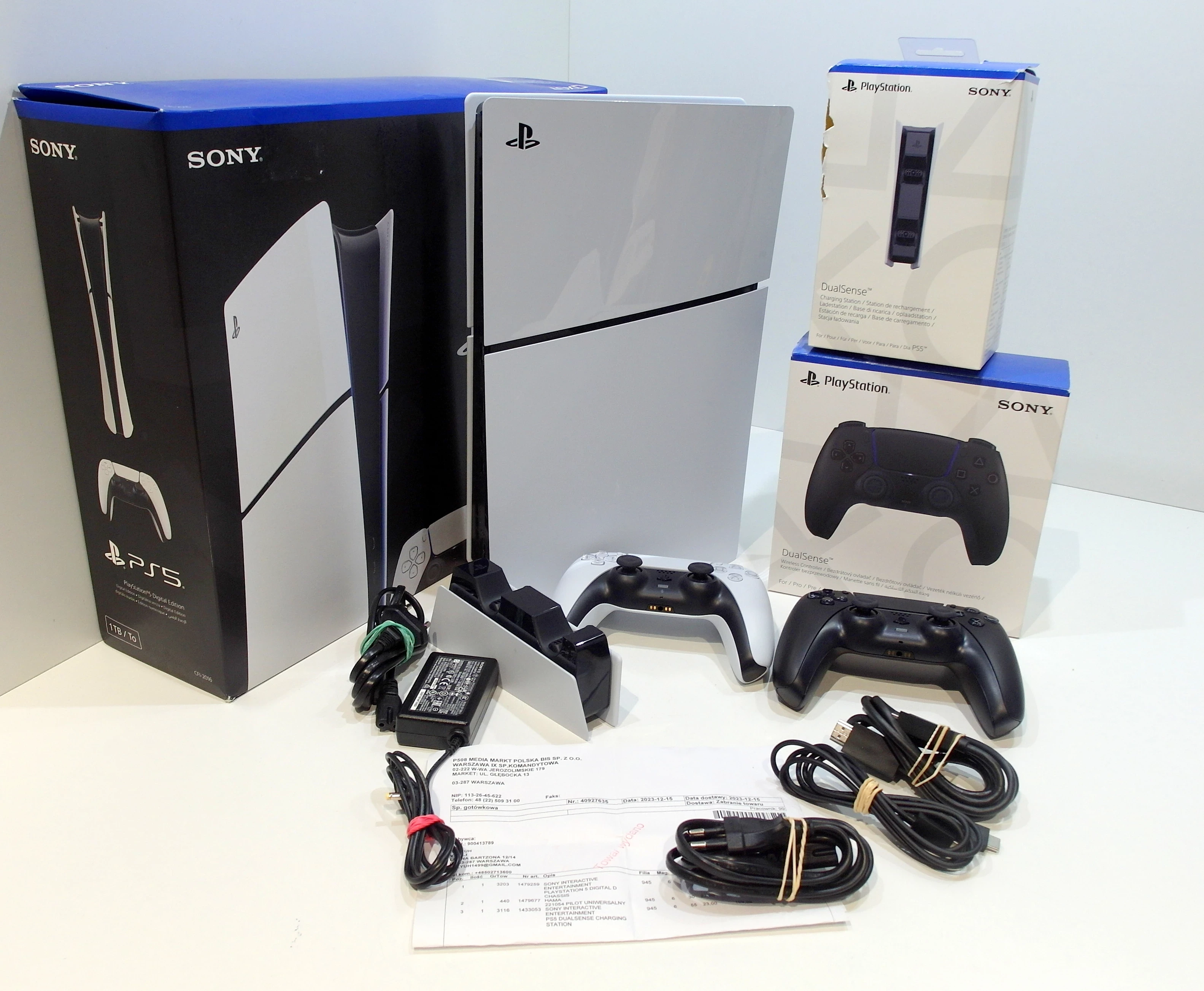 KONSOLA PS5 SLIM CFI-2016 1TB+2PAD+STACJA ŁADUJĄCA | Konsole | Loombard.pl