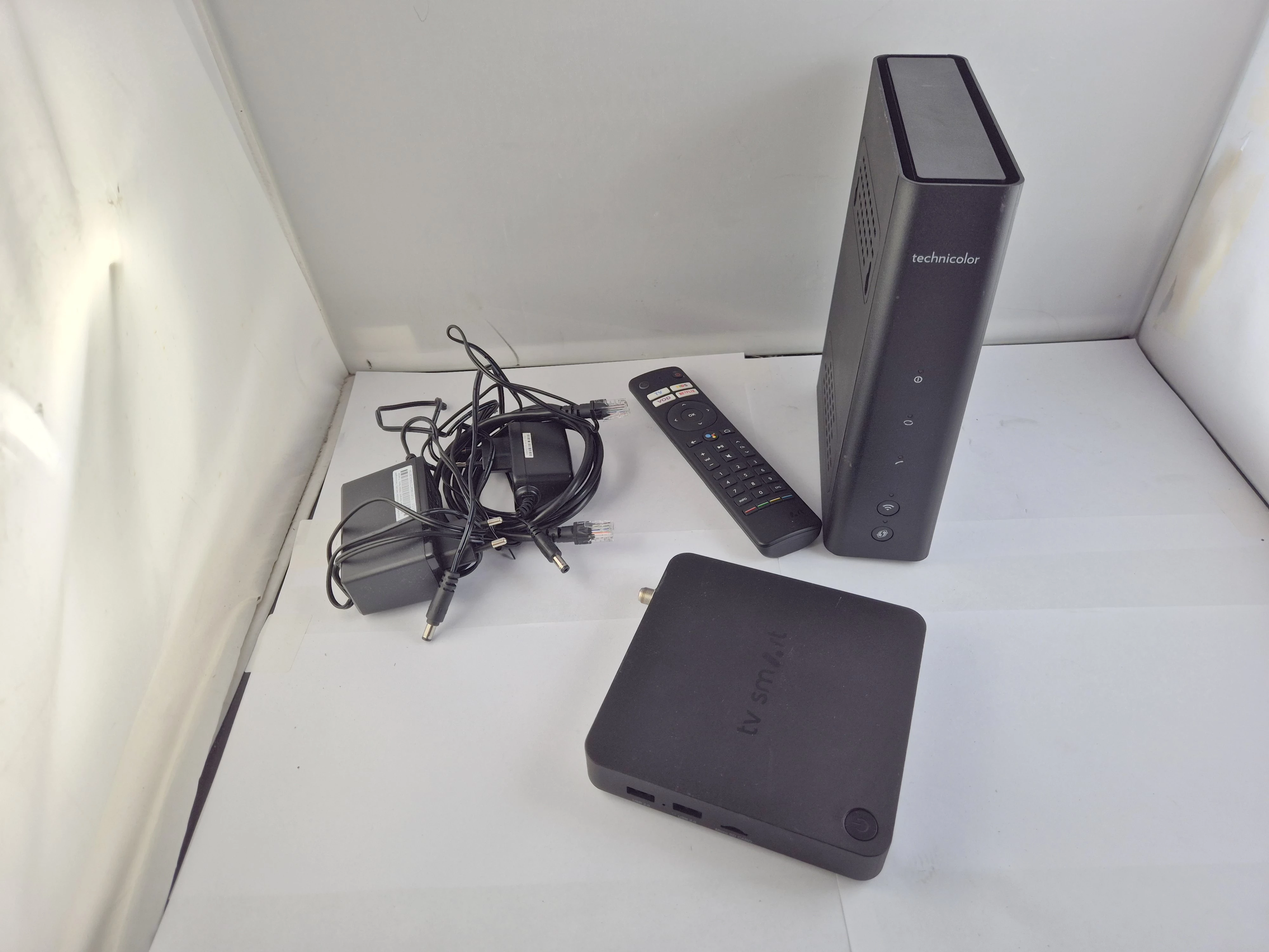 SMARTBOX TV SMART 4K BOX DV8988 + PILOT + KABLE + MODEM TECHNICOLOR ...