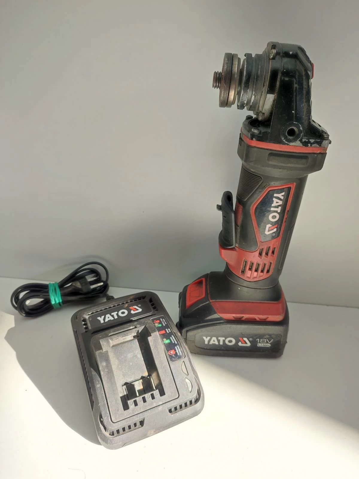 SZLIFIERKA AKUMULATOROWA YATO YT-82827 Z BATERIĄ I ŁADOWARKĄ | Loombard.pl