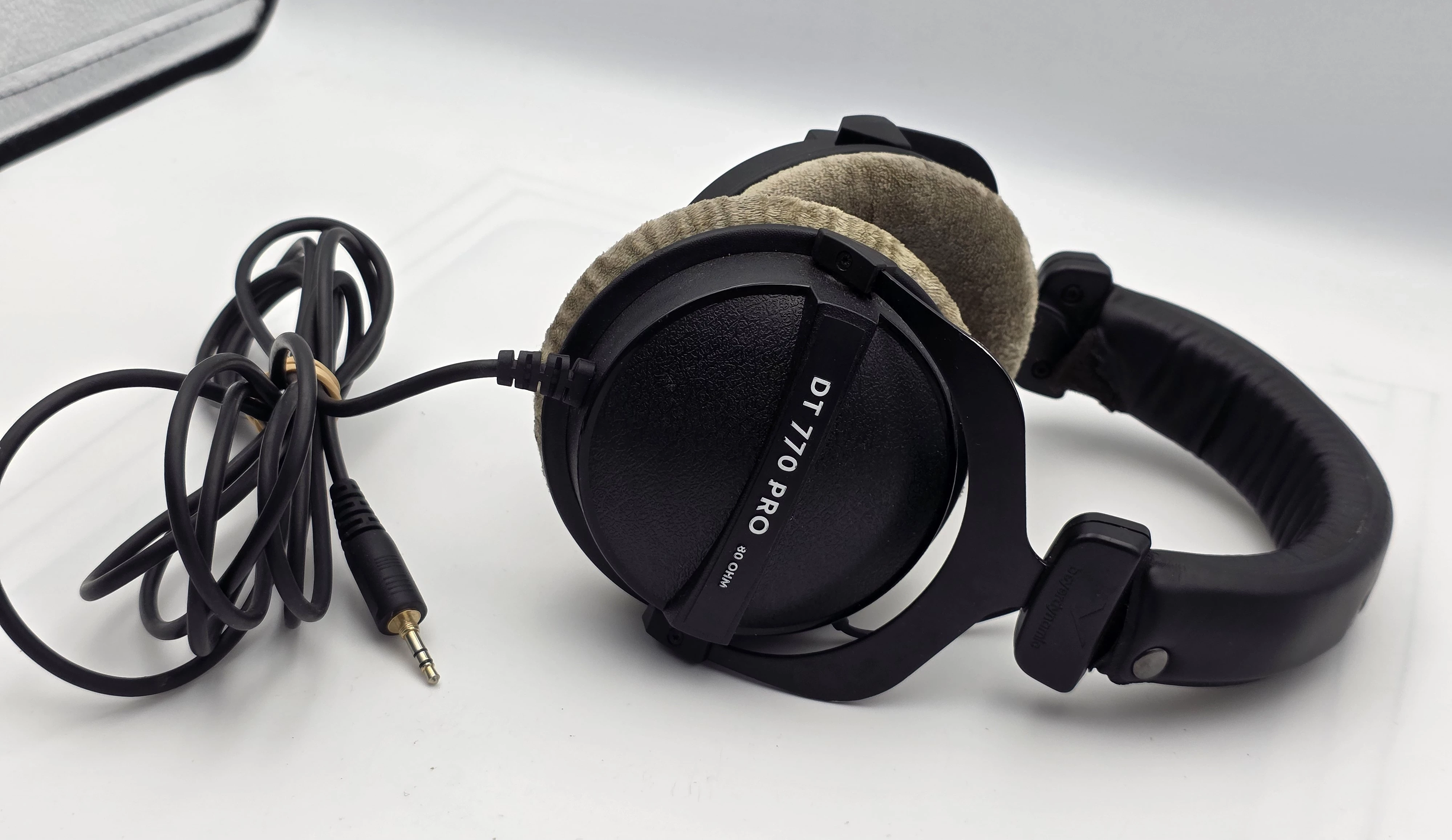 SŁUCHAWKI PRZEWODOWE WOKÓŁUSZNE BEYERDYNAMIC DT770 PRO 80OHM | Loombard.pl
