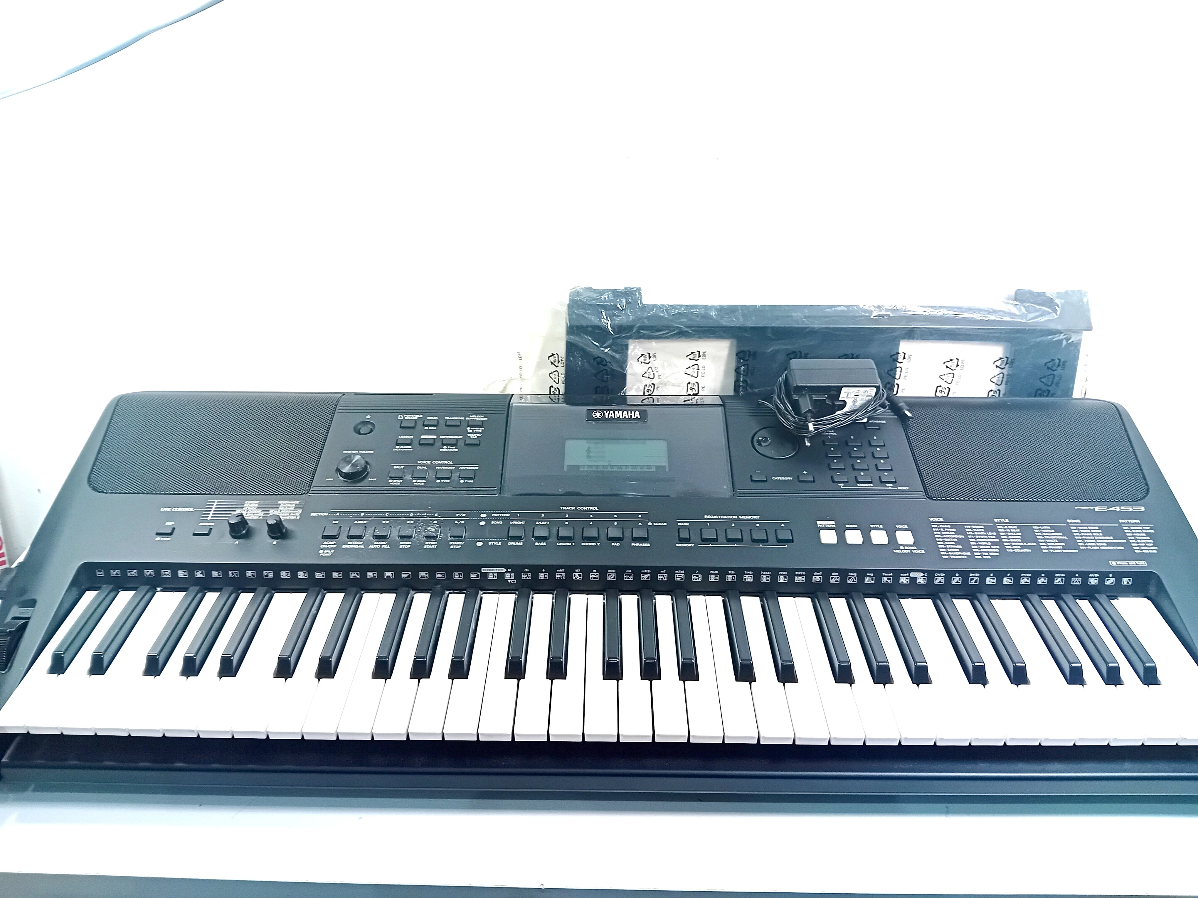 KEYBOARD YAMAHA PSR-E453 + STOJAK + PODSTAWKA POD NUTY | Keyboardy ...