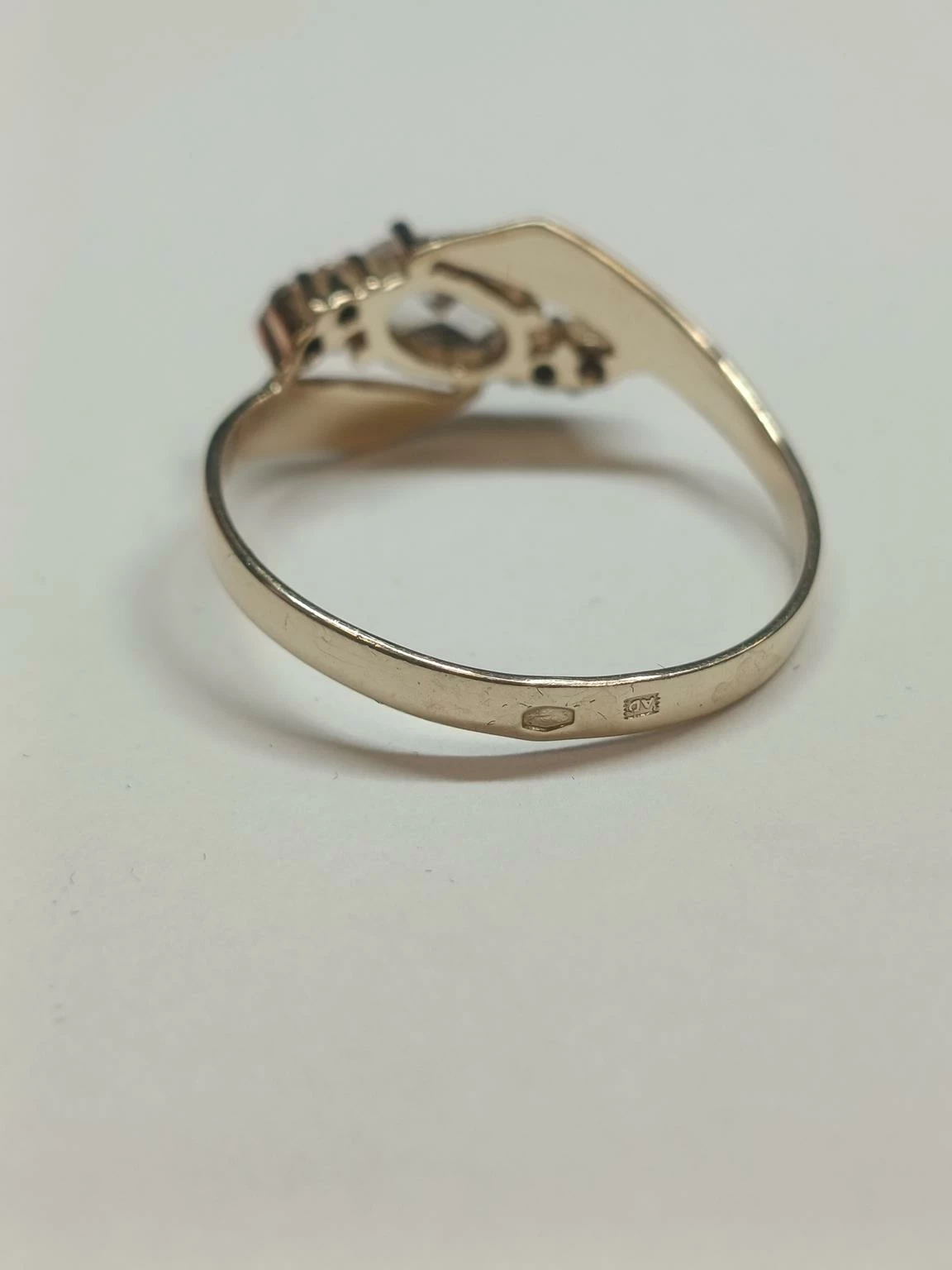 ZŁOTY PIERŚCIONEK PRÓBY 585 Z CYRKONIAMI – EFEKTOWNA FORMA I BLASK ...