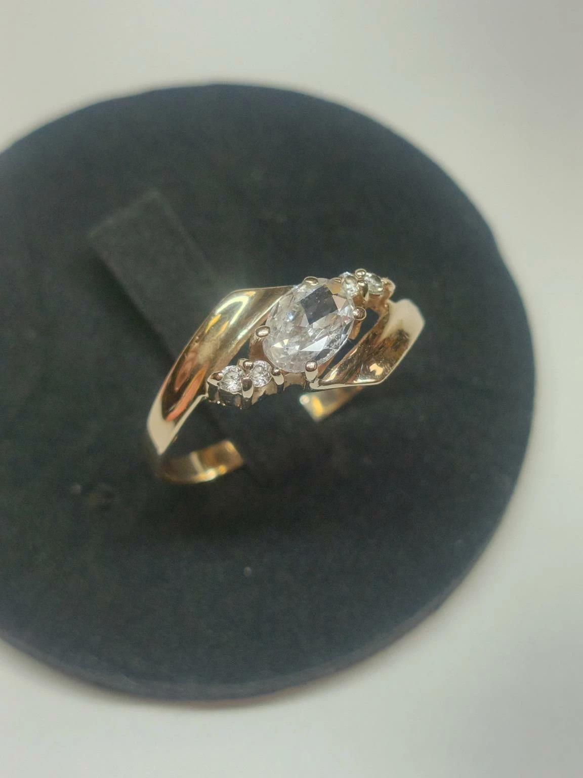 ZŁOTY PIERŚCIONEK PRÓBY 585 Z CYRKONIAMI – EFEKTOWNA FORMA I BLASK ...